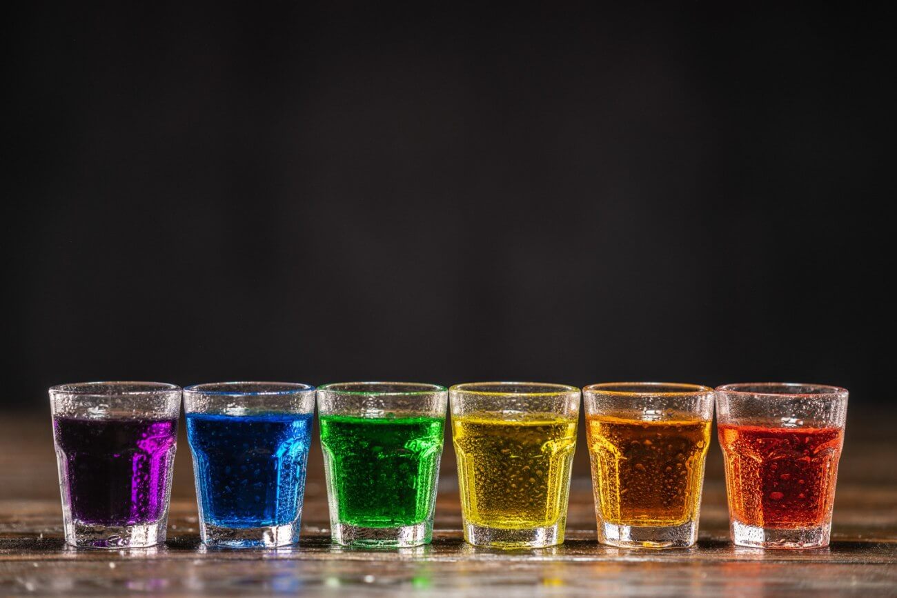 Tęczowe shoty. Poznaj przepis na kolorowe shoty! • Dobre Drinki