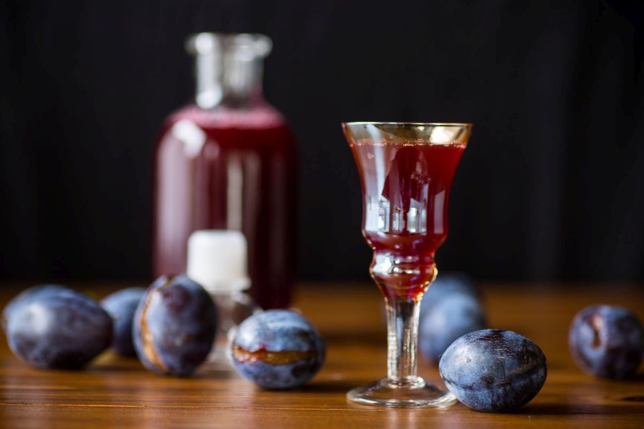 Przepis na śliwowicę (bimber) - kultowy trunek ze śliwek